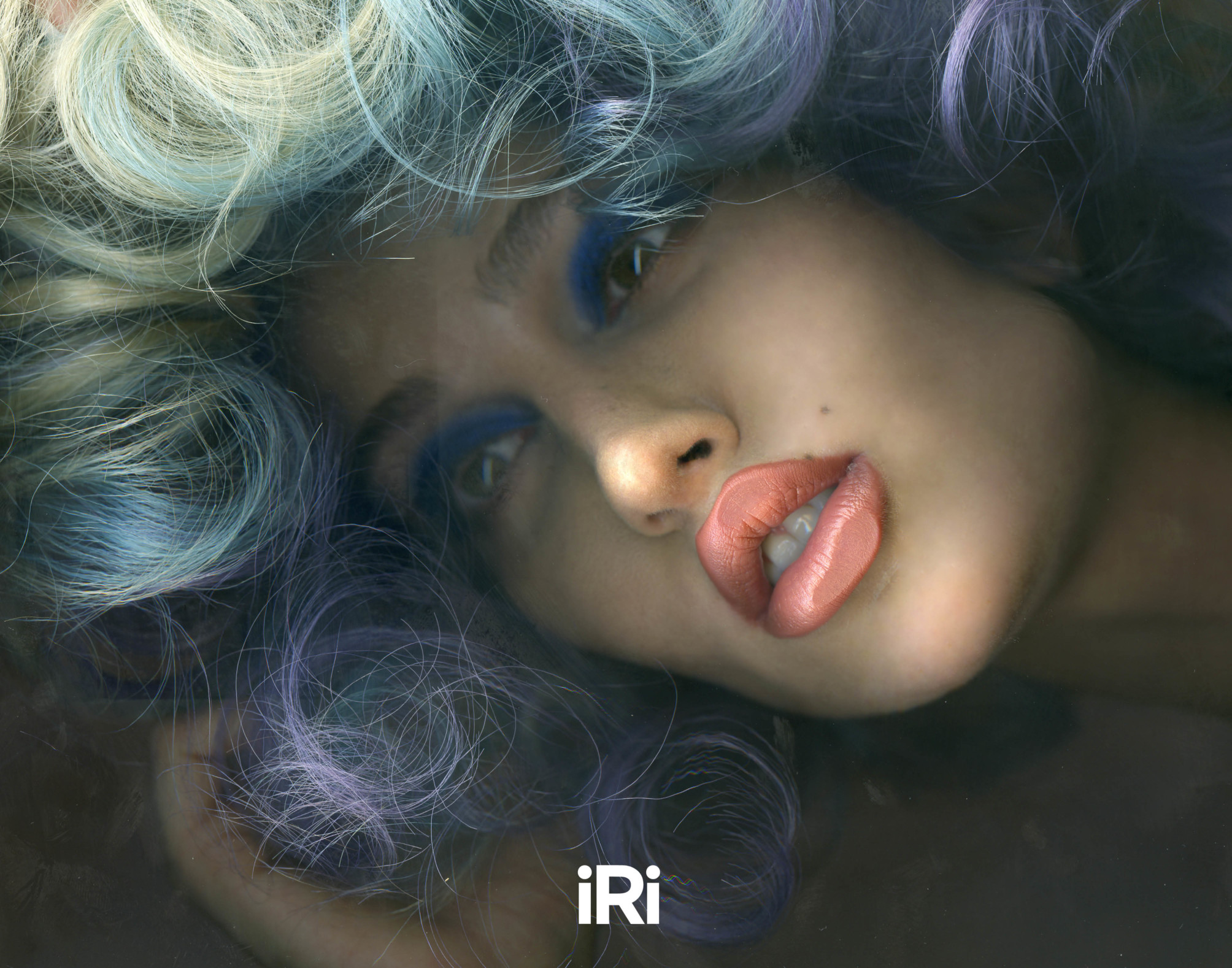 Nadia Lee Cohen protagoniza la provocativa campaña de iRi NYC - 25 Gramos | 25 Gramos