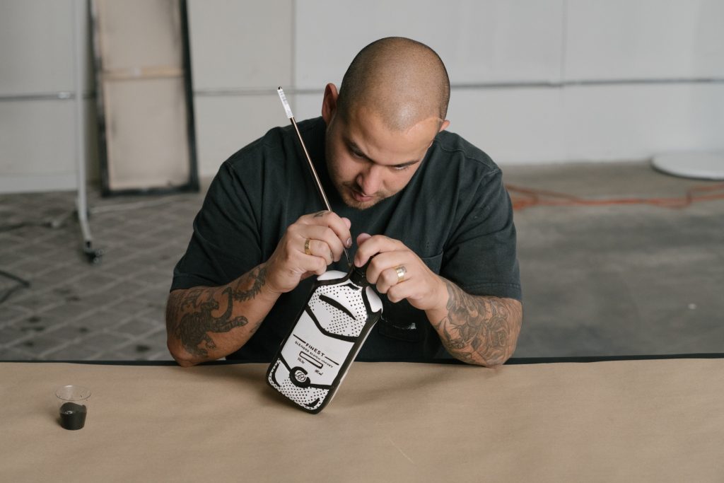 Joshua Vides aplica su estilo a la nueva botella de Ballantine's - 25 ...