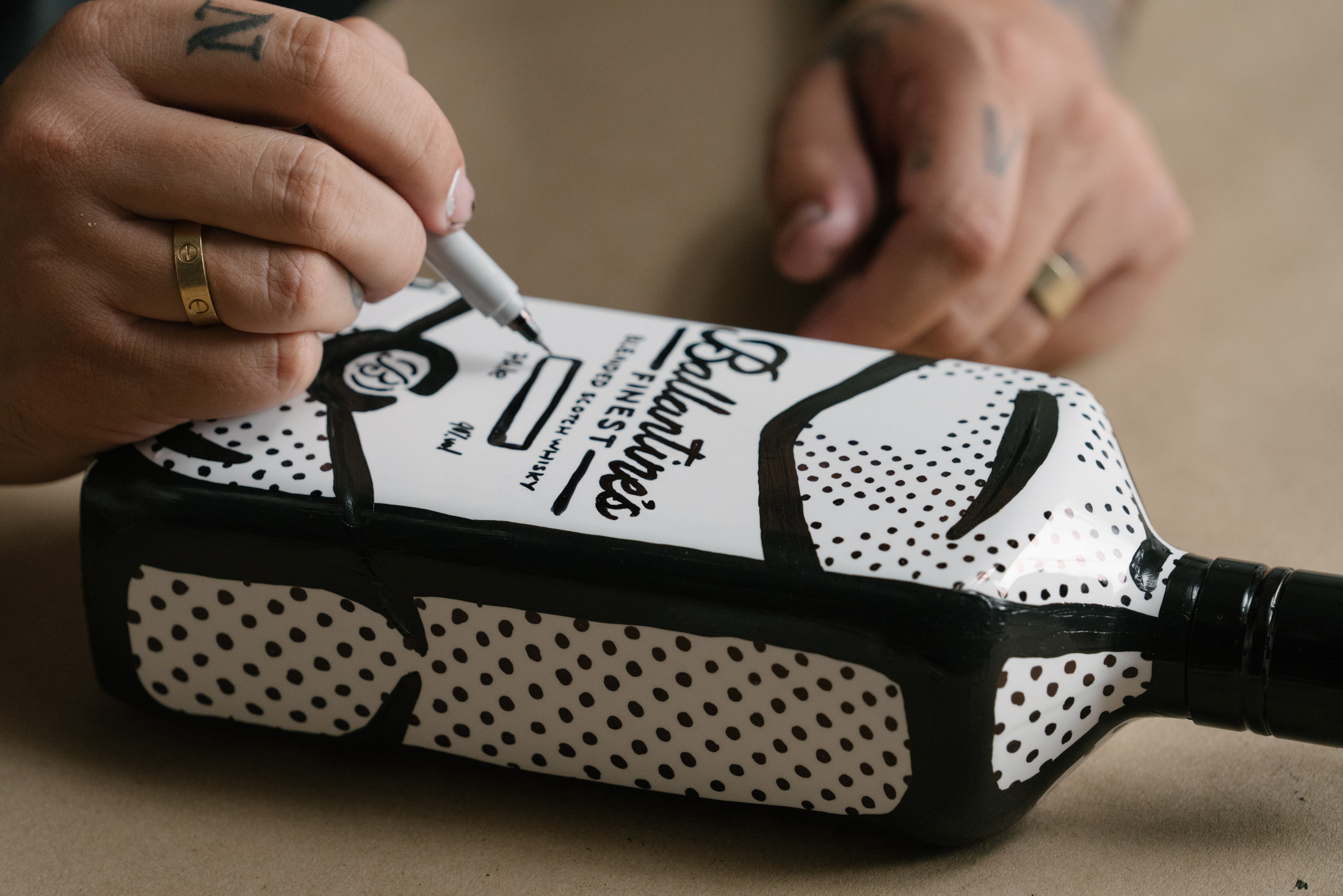 Joshua Vides aplica su estilo a la nueva botella de Ballantine's - 25 ...