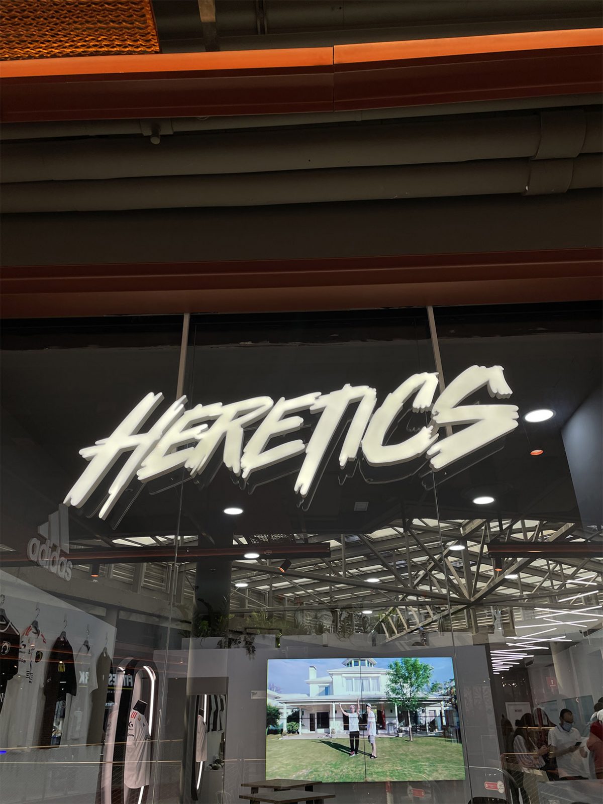 Team Heretics inaugura Heretics HUB, un espacio físico para sus fans ...