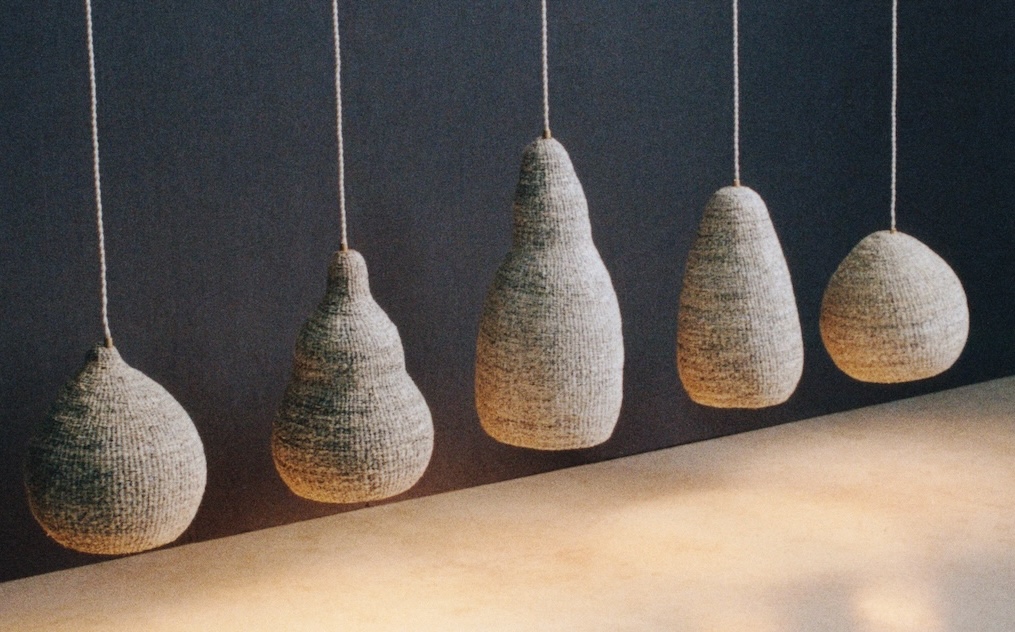 LOEWE presenta las obras de 24 artistas diferentes en su nueva ...