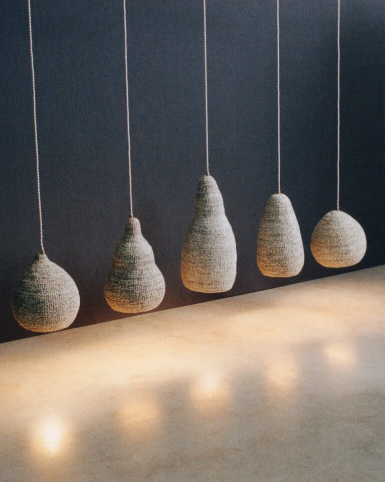 LOEWE presenta las obras de 24 artistas diferentes en su nueva ...