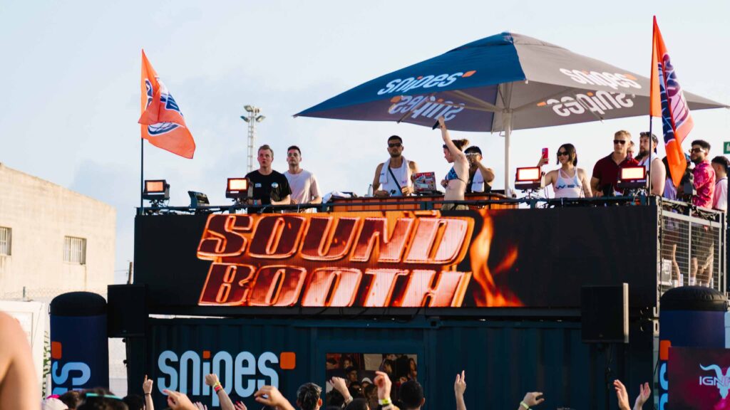 El Soundbooth de SNIPES se deja ver en el Arenal Sound - 25 Gramos | 25 ...