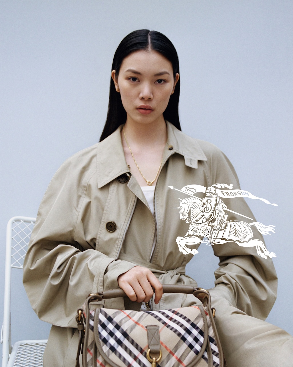 Burberry evoluciona su trench coat para la colección SS25 - 25 Gramos ...