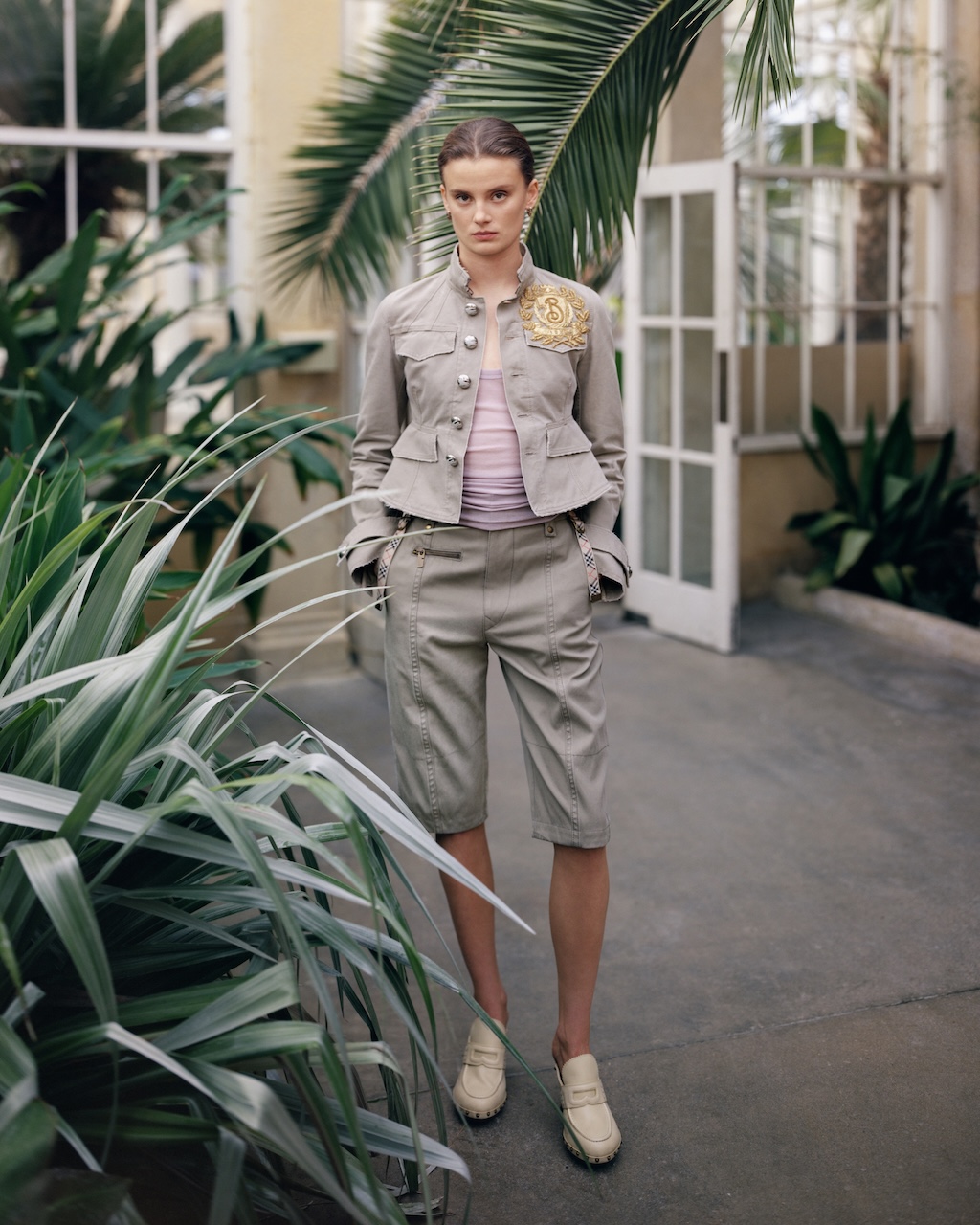 Burberry evoluciona su trench coat para la colección SS25 - 25 Gramos ...