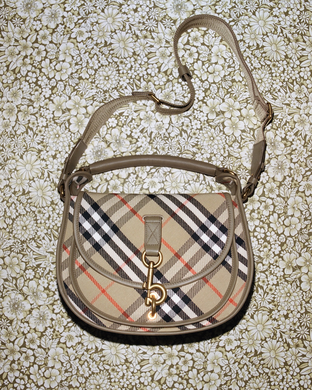 Burberry evoluciona su trench coat para la colección SS25 - 25 Gramos ...