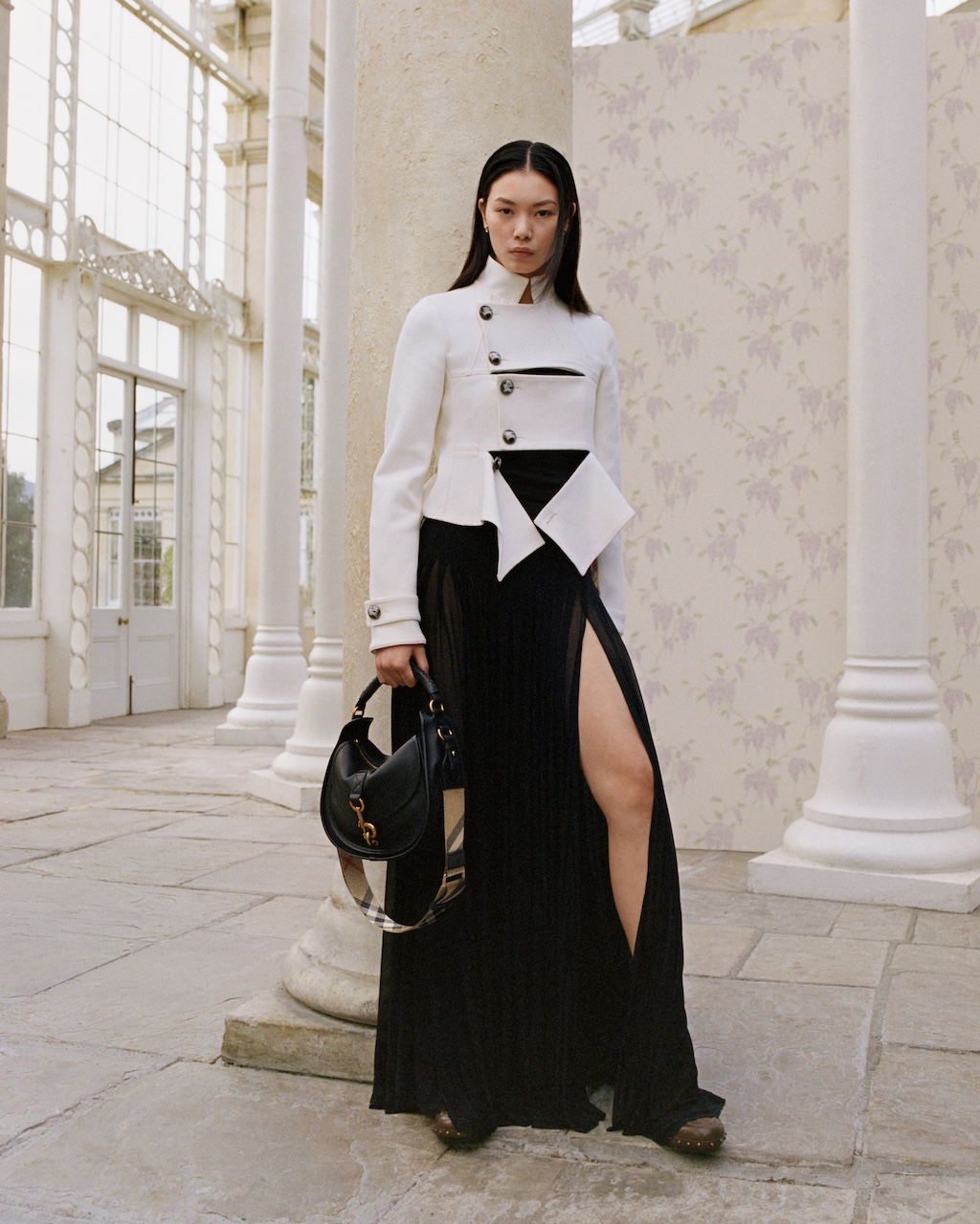 Burberry evoluciona su trench coat para la colección SS25 - 25 Gramos ...