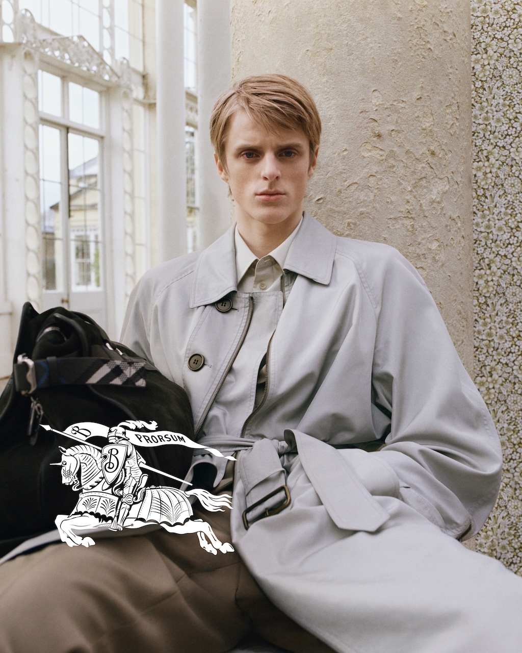 Burberry evoluciona su trench coat para la colección SS25 - 25 Gramos ...