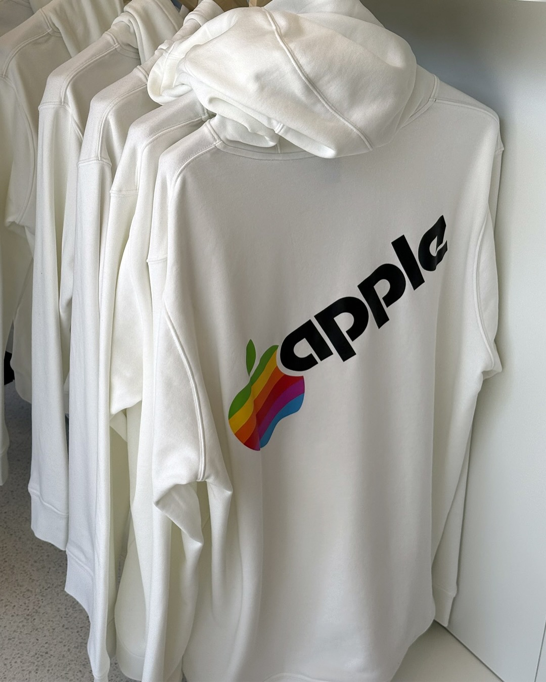 Apple trae de vuelta su clásico merchandising para este año - 25 Gramos ...