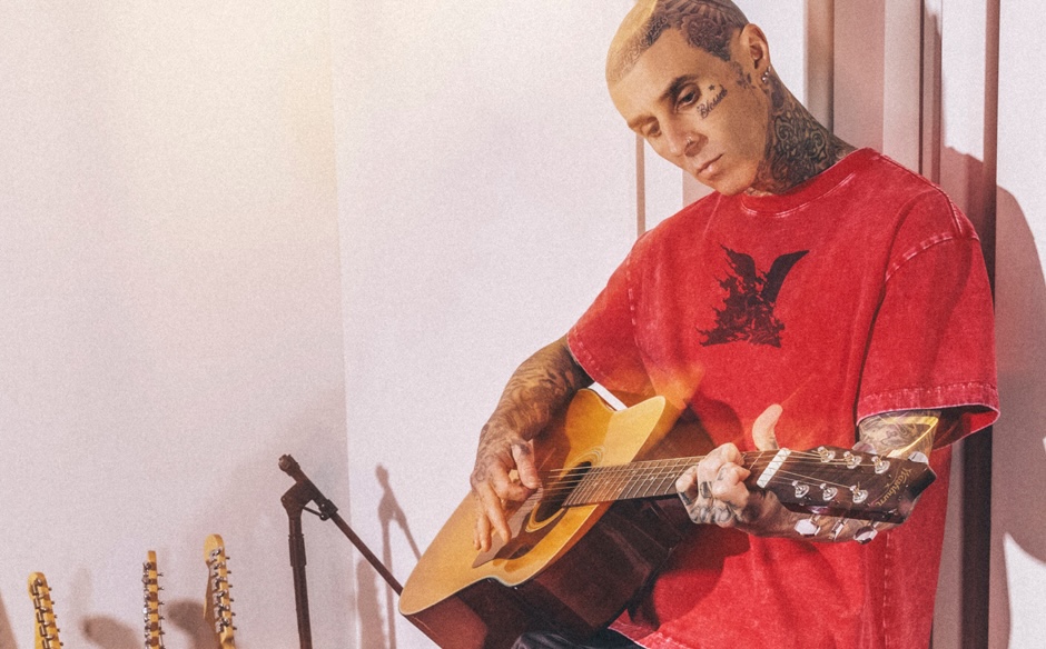 Travis Barker regresa a sus orígenes en su nueva colección junto a ...