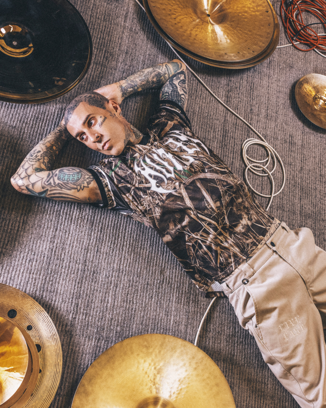 Travis Barker regresa a sus orígenes en su nueva colección junto a ...