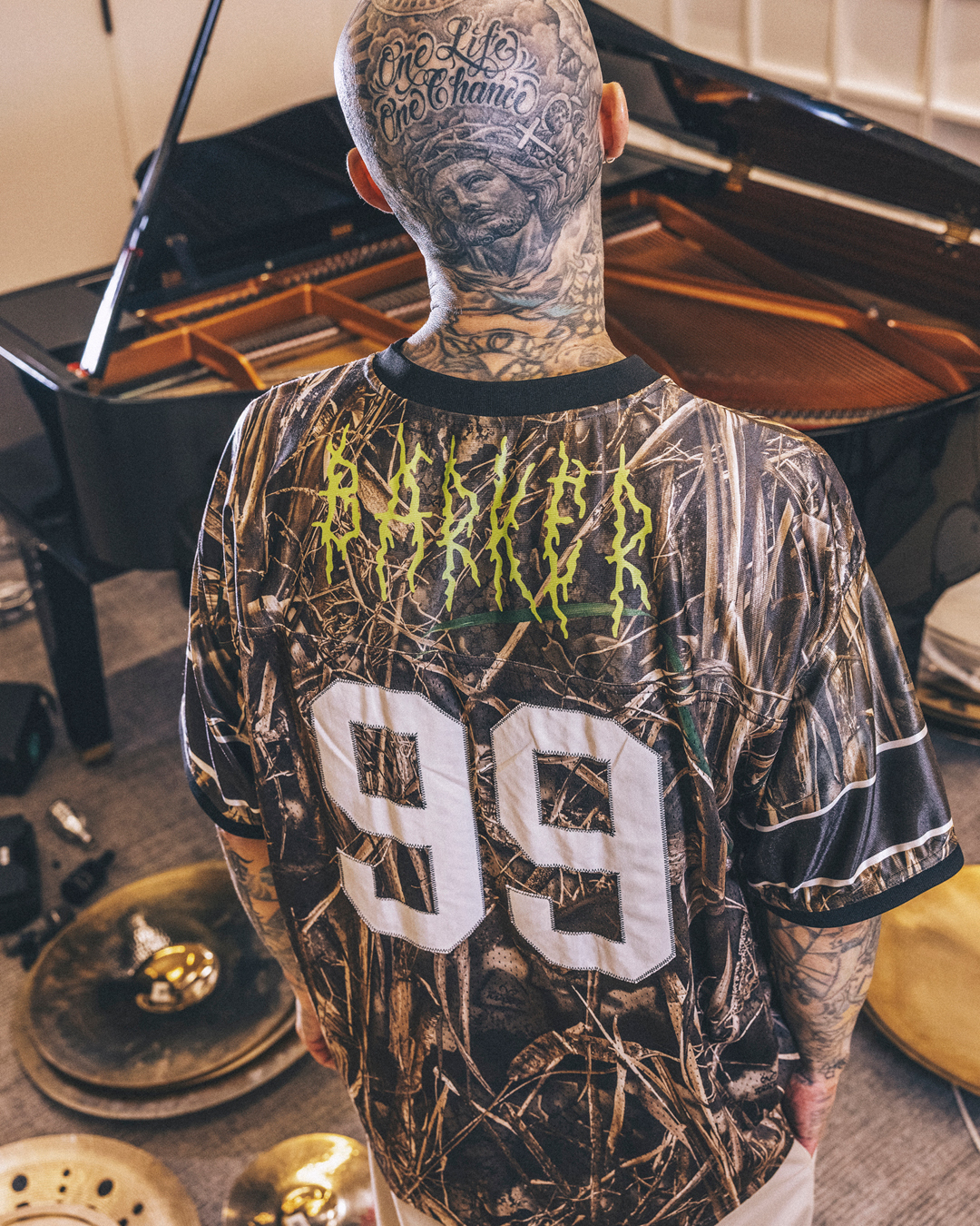 Travis Barker regresa a sus orígenes en su nueva colección junto a ...