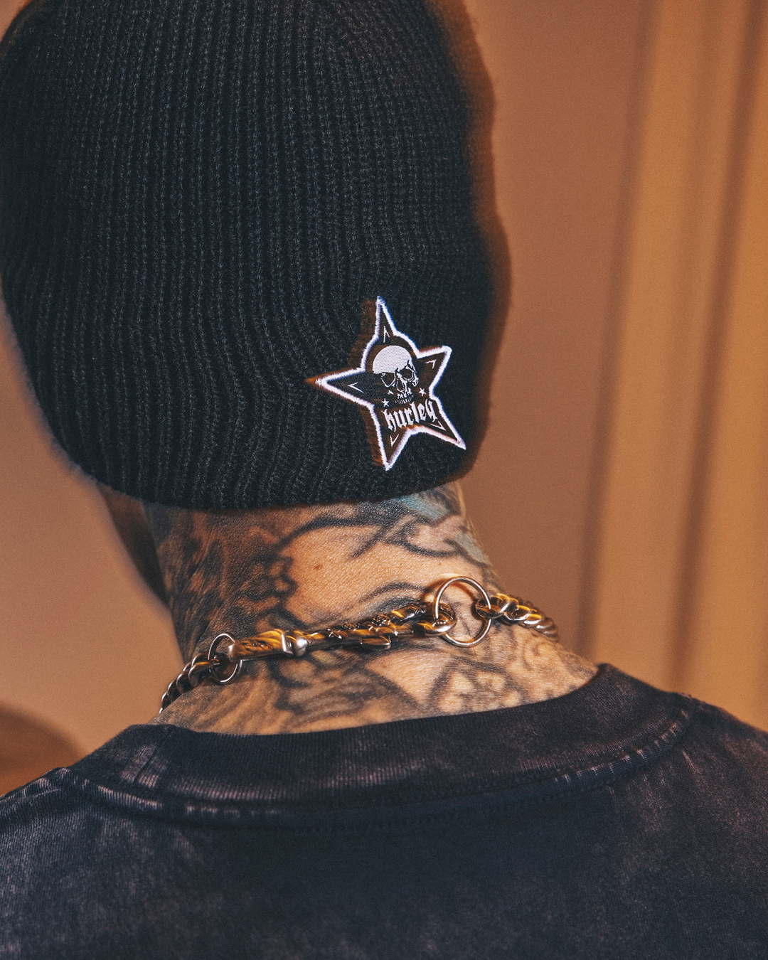 Travis Barker regresa a sus orígenes en su nueva colección junto a ...