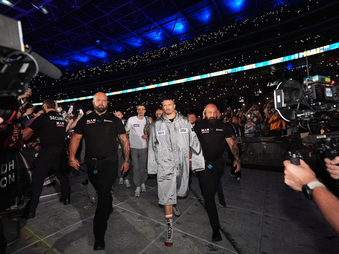 Oleksandr Usyk saltó al ring con una pieza custom de Stone Island en su ...