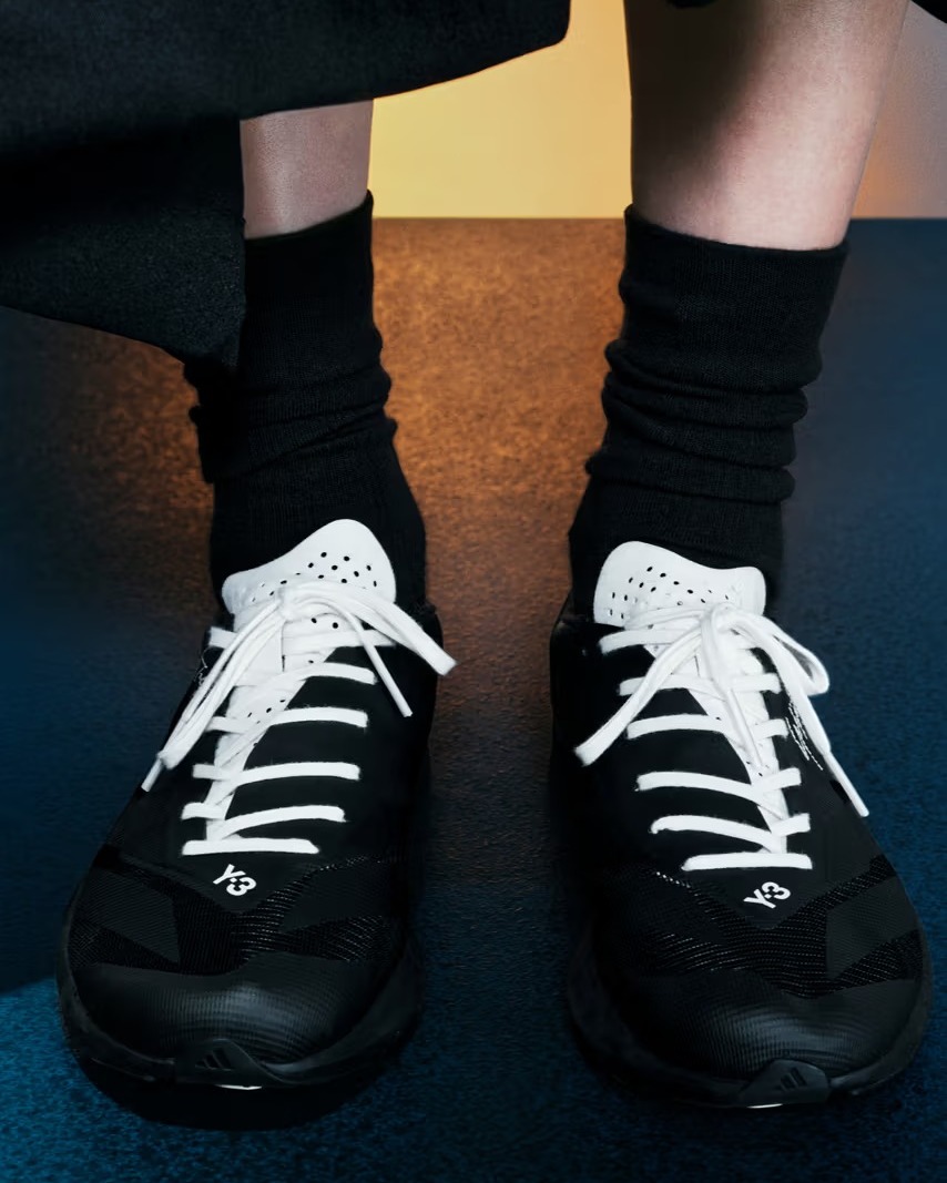 Y-3 deconstruye los básicos de adidas en su primer drop para verano ...