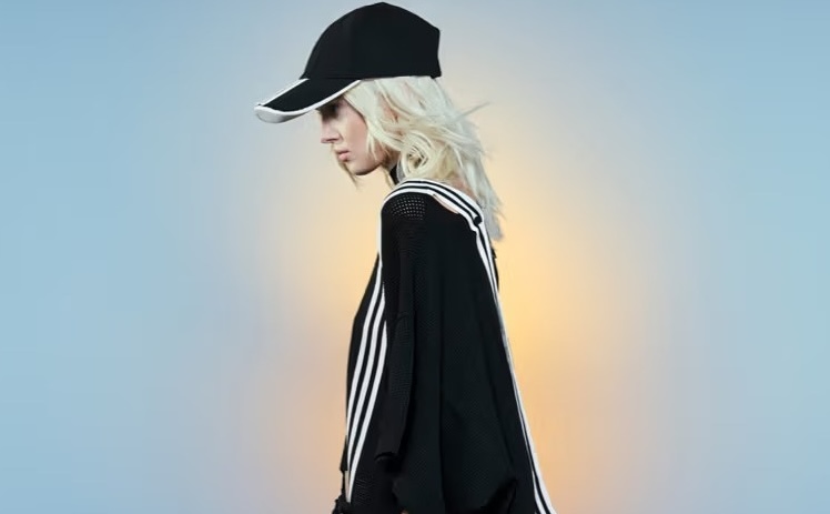 Y-3 deconstruye los básicos de adidas en su primer drop para verano ...